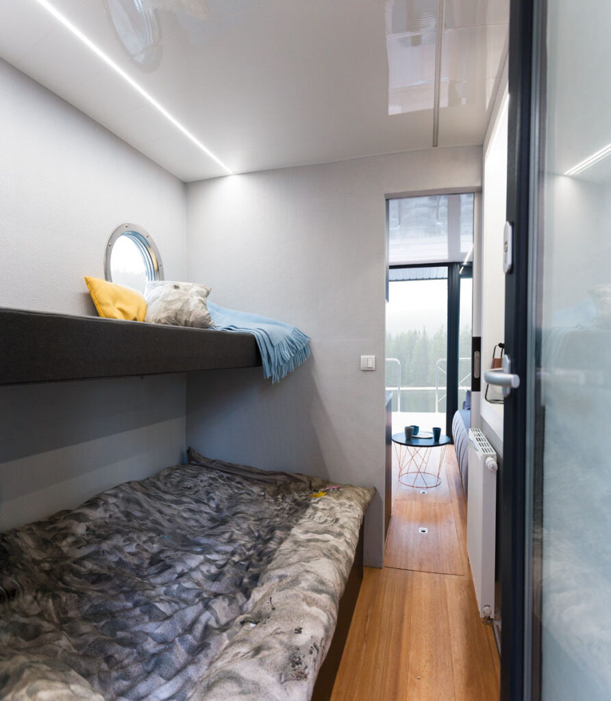 A unique overnight stay on board of one of our motor yachts or houseboats